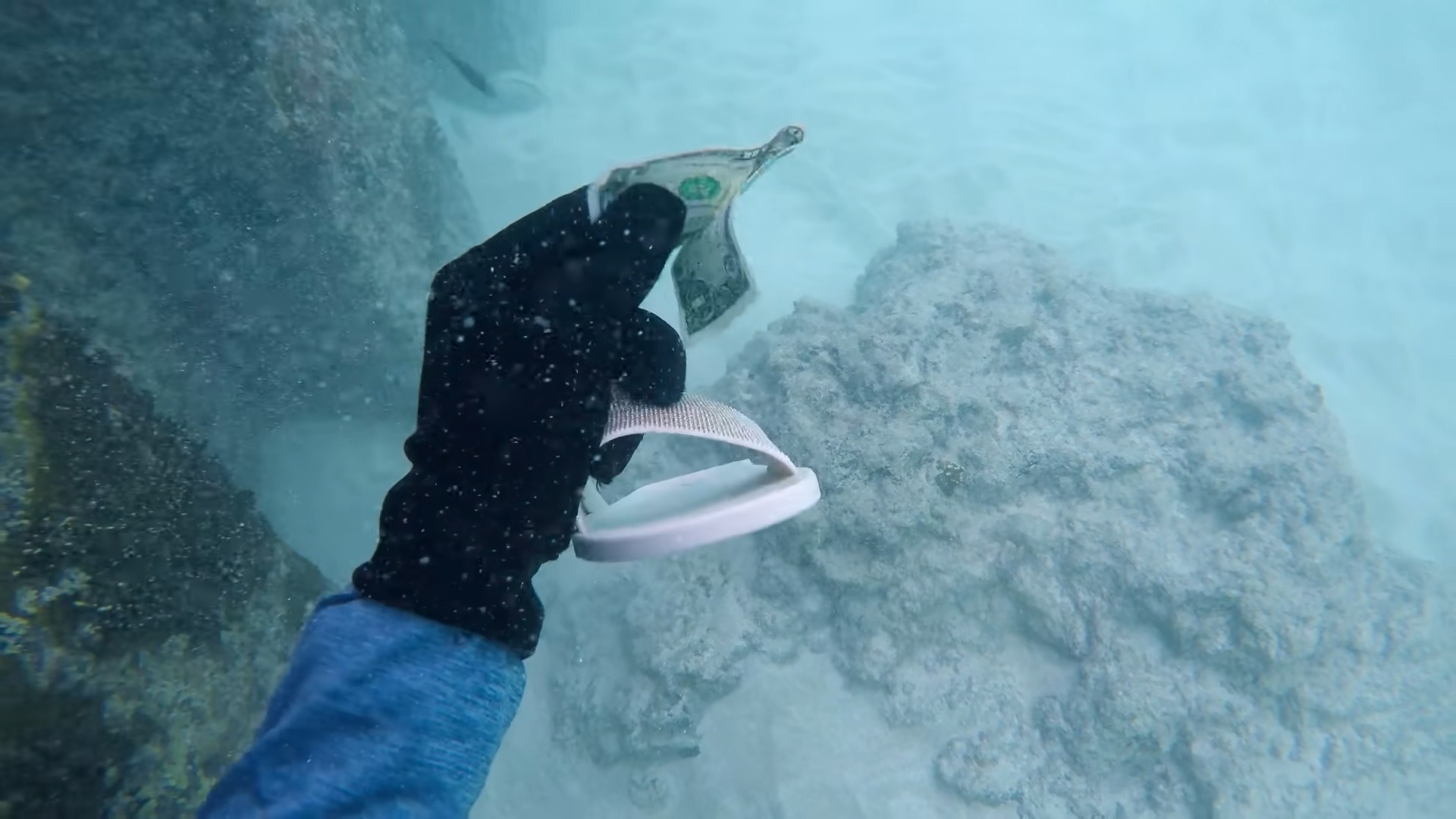 He jumped into a tourist hotspot in Puerto Rico and found a jewelry jackpot
