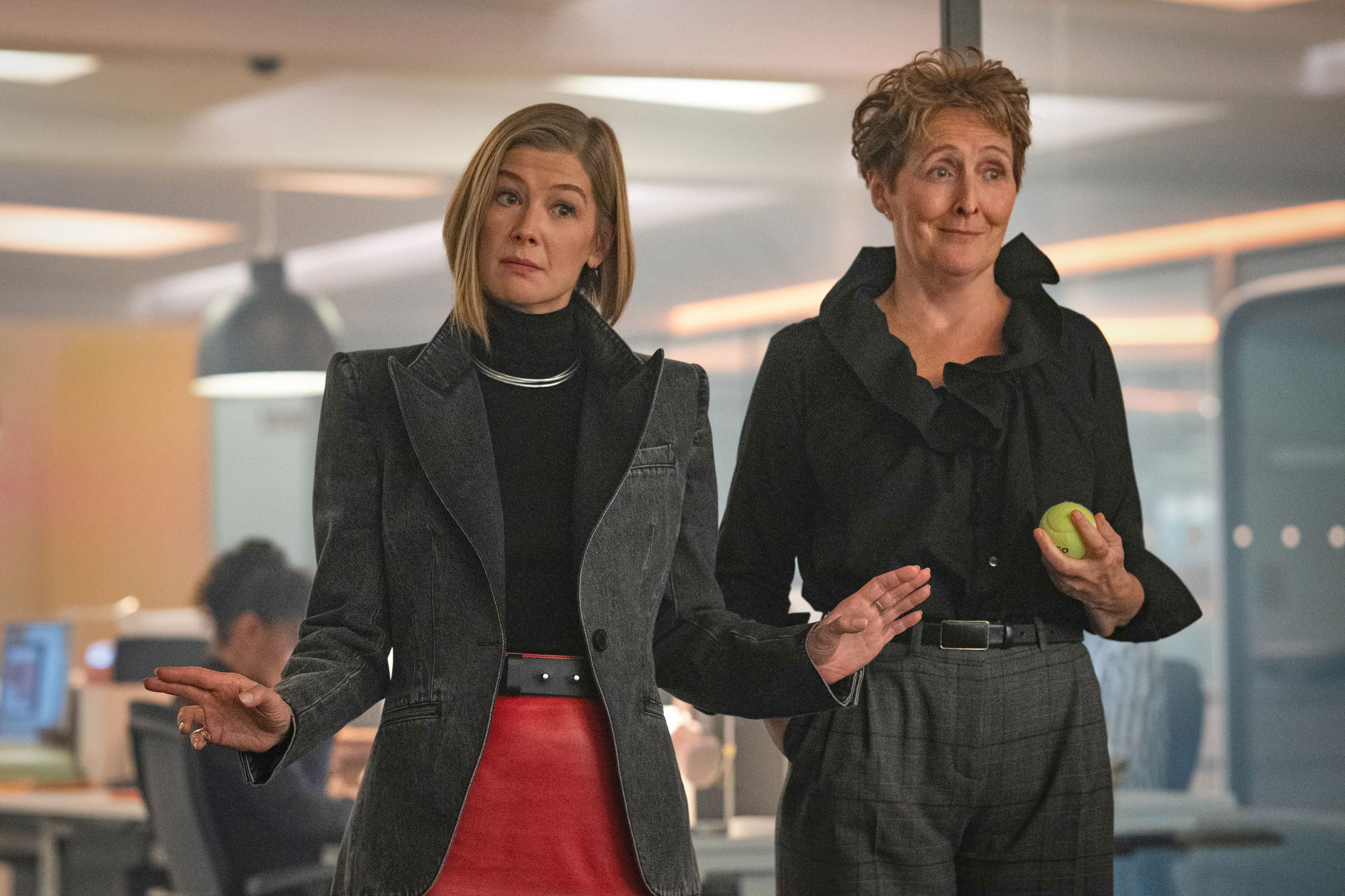 Rosamund Pike calls out theatergoer for texting