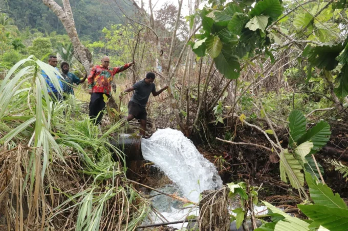 Pipa induk patah akibat longsor, distribusi air PT AMJ macet
