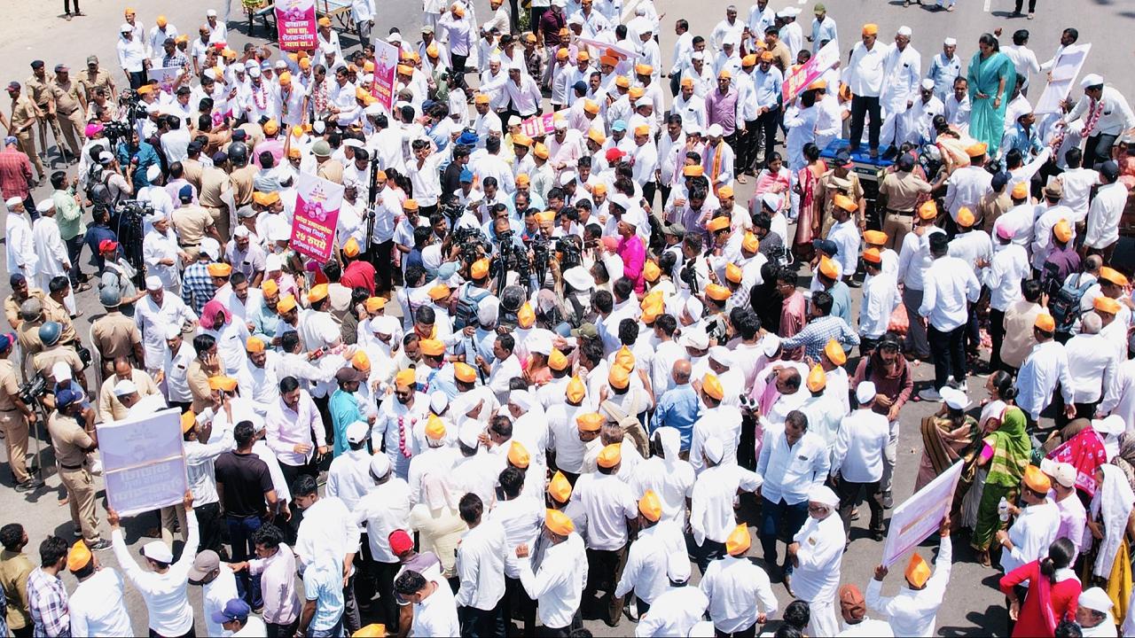 Onion farmers block Pune-Nashik highway over procurement price in ...