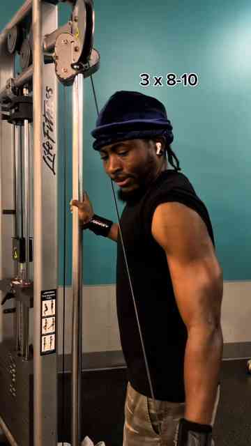 Gym workout: Targeting biceps and triceps for greater balance in ice ...