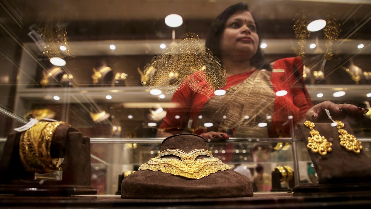 Gold rebounds to Rs 1.61 lakh/10g as weak dollar revives bullion demand