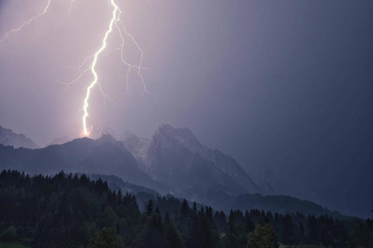 So verhält man sich bei Gewittern mit Blitzen, Starkregen, Hagel und ...