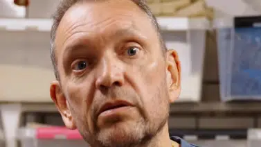 Bager-John er meget vred: 'Jeg er pisse sur'