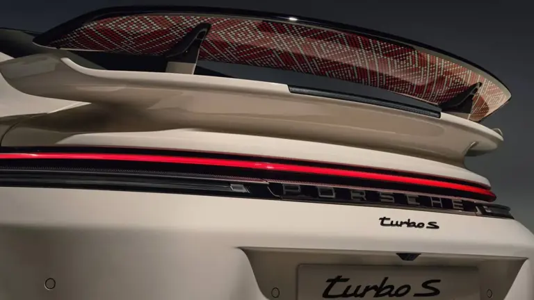 Wat een parel: Porsche viert 70 jaar in het Midden-Oosten met zéér ...