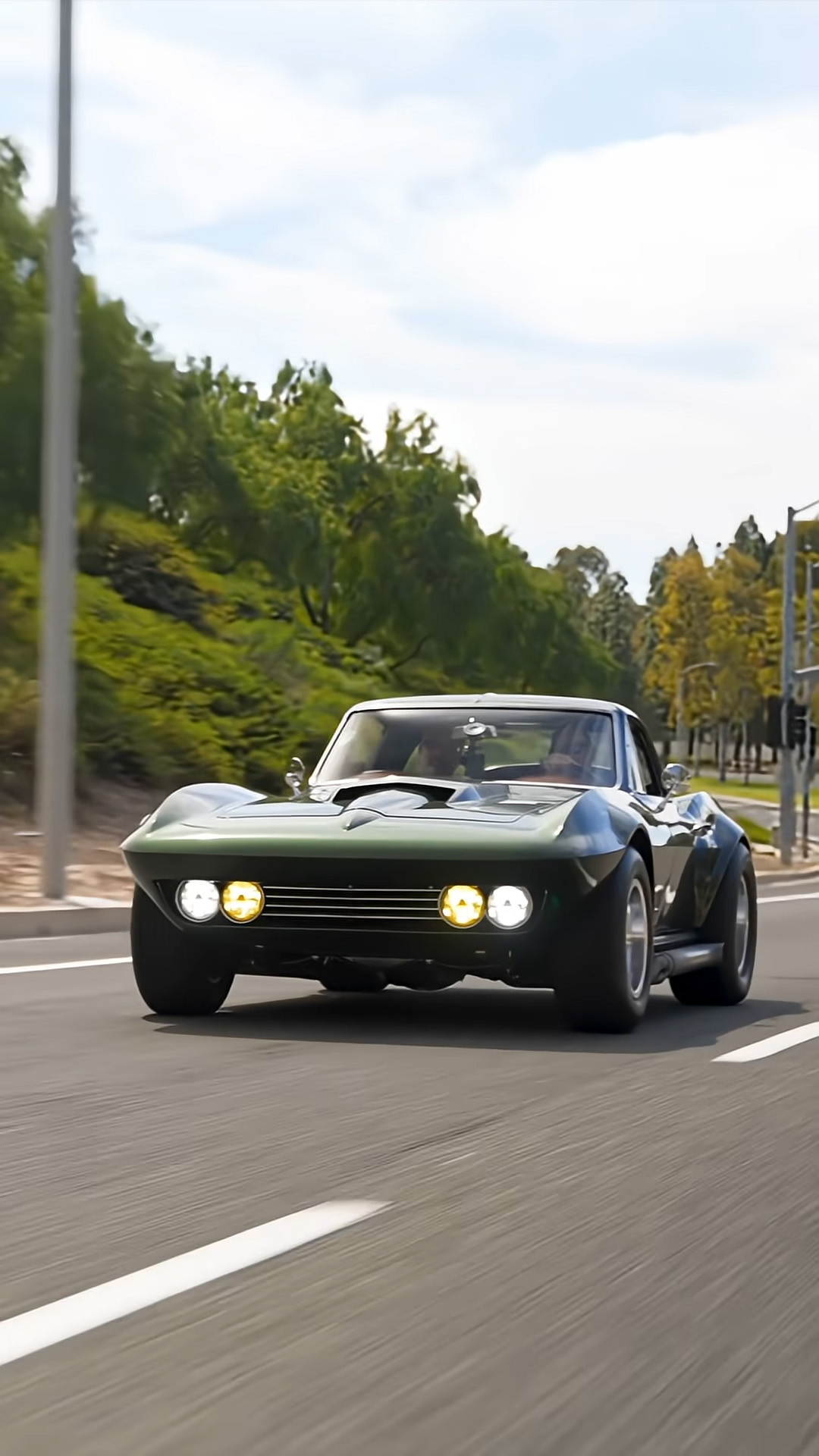 Classic Corvette Restomod Featuring A Powerful Agressive Sound