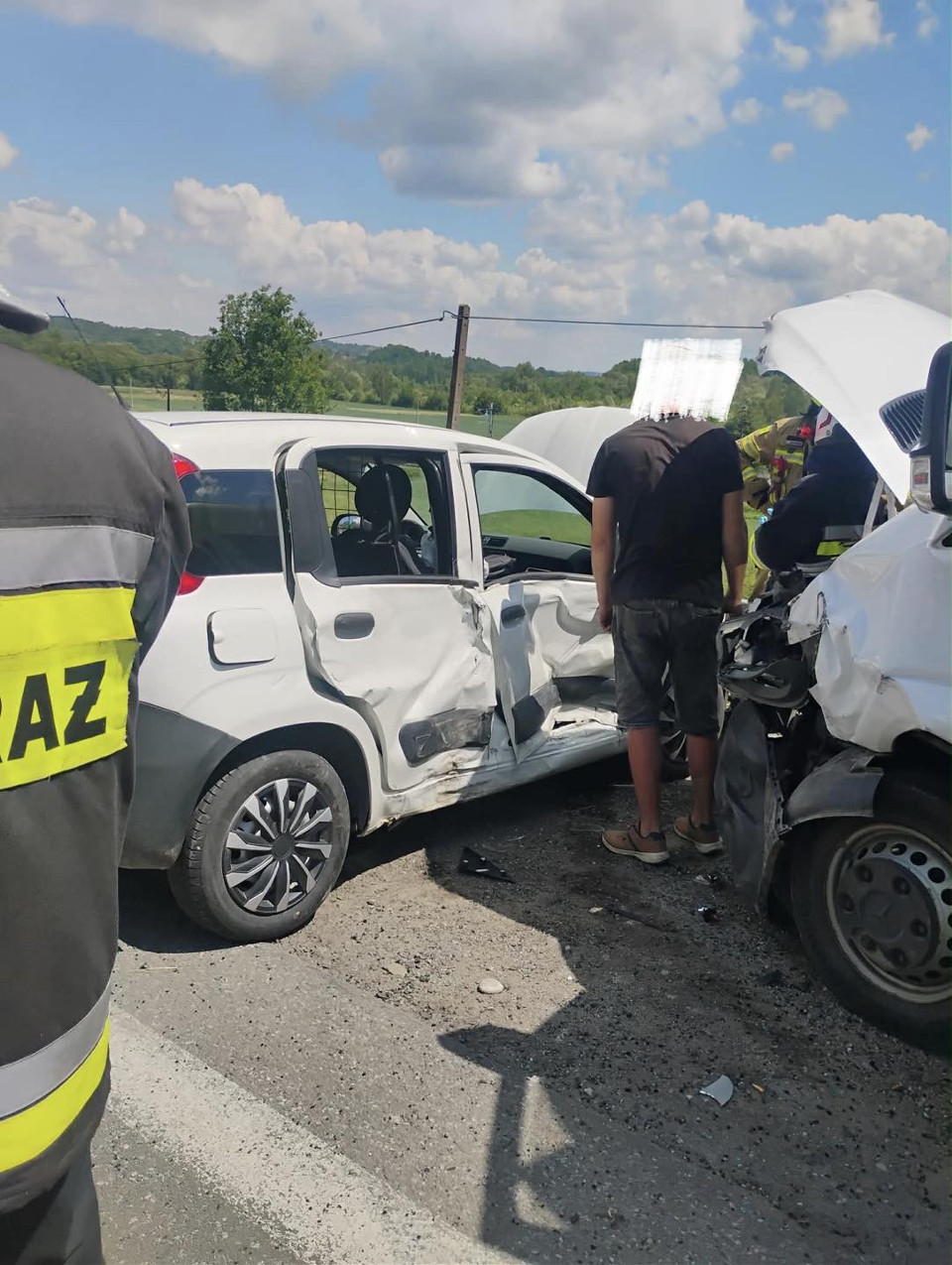Zderzenie samochodu osobowego z busem w Siepietnicy. Jedna osoba ranna ...