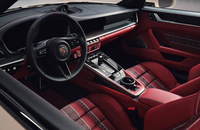 Wat een parel: Porsche viert 70 jaar in het Midden-Oosten met zéér ...