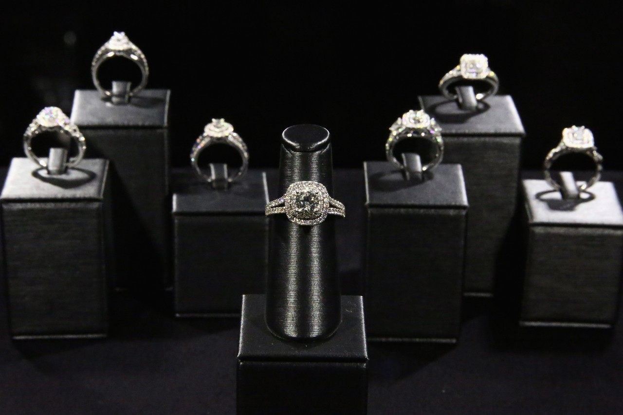 Signet Jewelers reports higher sales, raises guidance