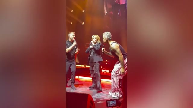 Robbie Williams and Gary Barlow perform together after almost 10 years
