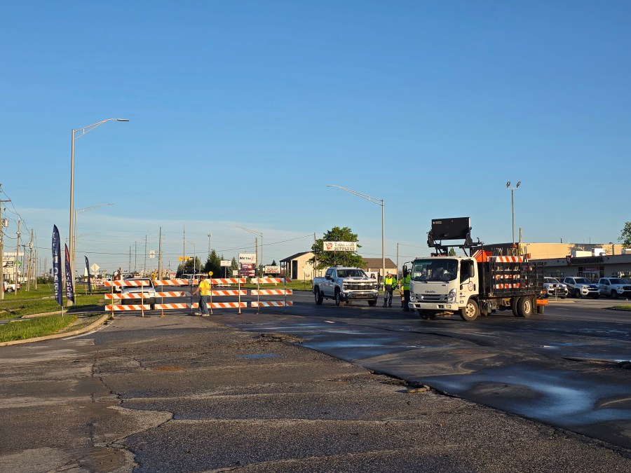 Water main break closes West Coliseum Boulevard in Fort Wayne