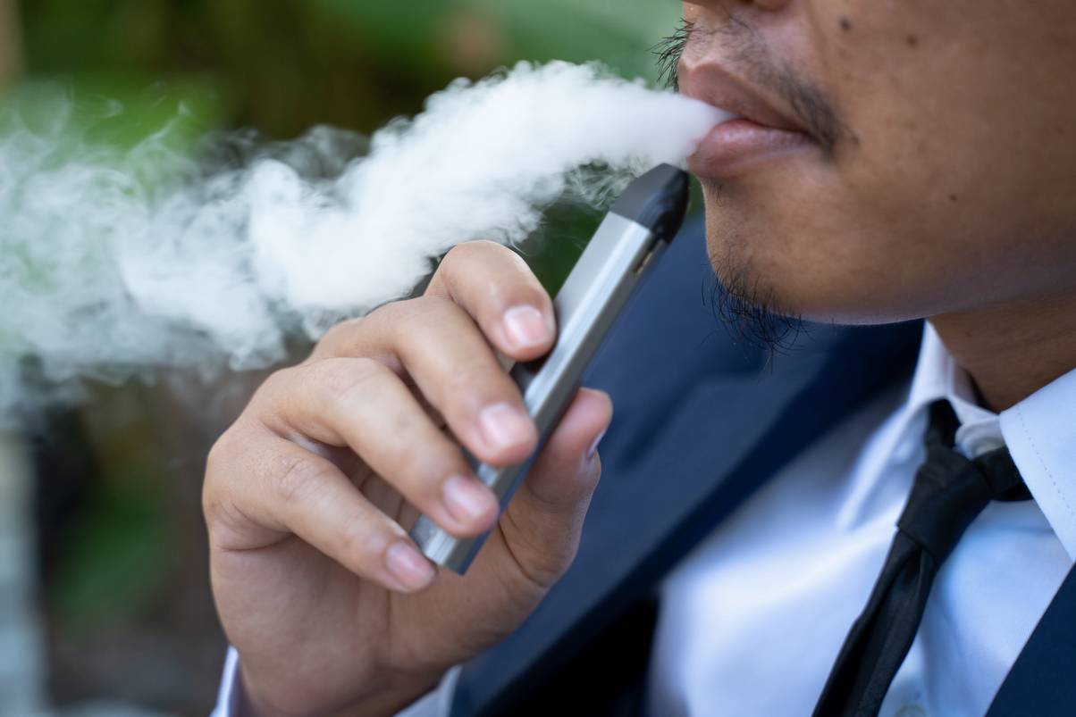 Groundbreaking new vaping study warns users over flavours they inhale ...
