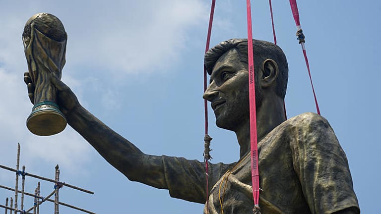 Calcutá desmonta estátua gigante de Lionel Messi