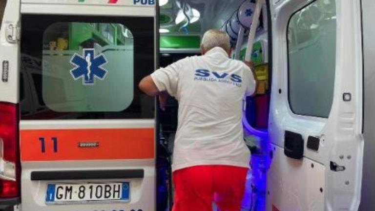 Incidente nella raffineria, operaio schiacciato da alcune travi ...