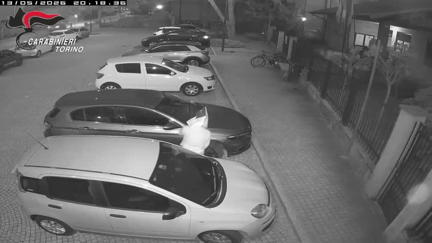 Turin, hooded elderly man damages parked cars