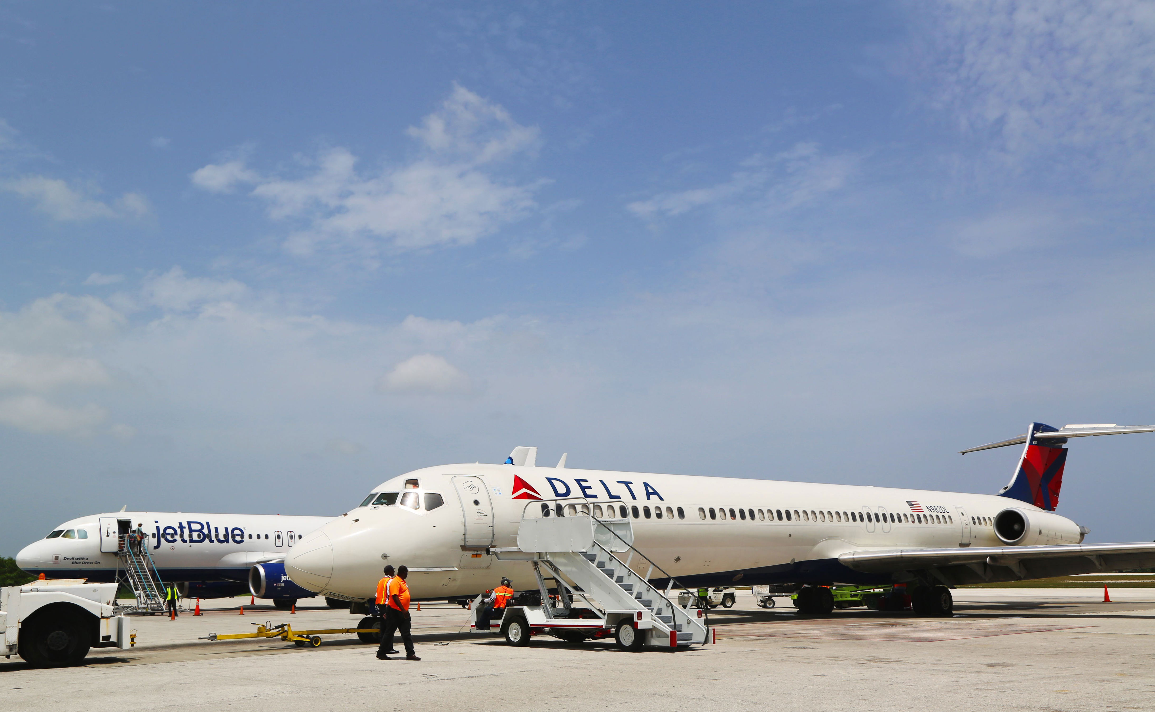 JetBlue joins Delta Air Lines with descent rule change that frustrated ...