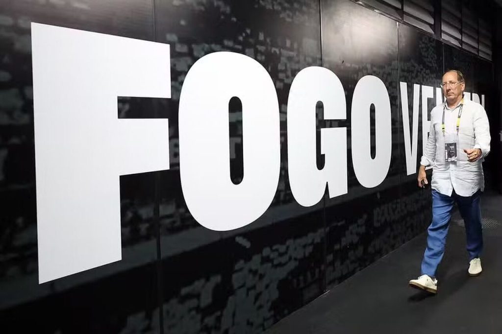 Textor garante permanência no Botafogo: "Sou dono do clube"