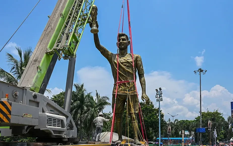 Kolkata removes towering Messi statue over safety fears