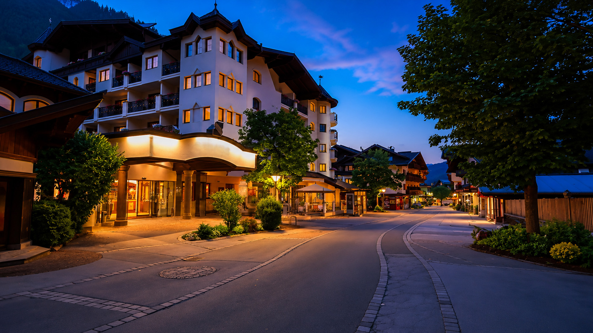 Mayrhofen en Autriche brille lors d'une promenade du soir chaleureuse (4K)