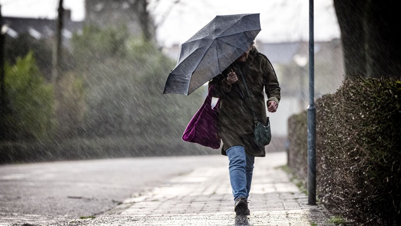 Regen- en onweersbuien trekken over ons land, code geel in onder andere ...