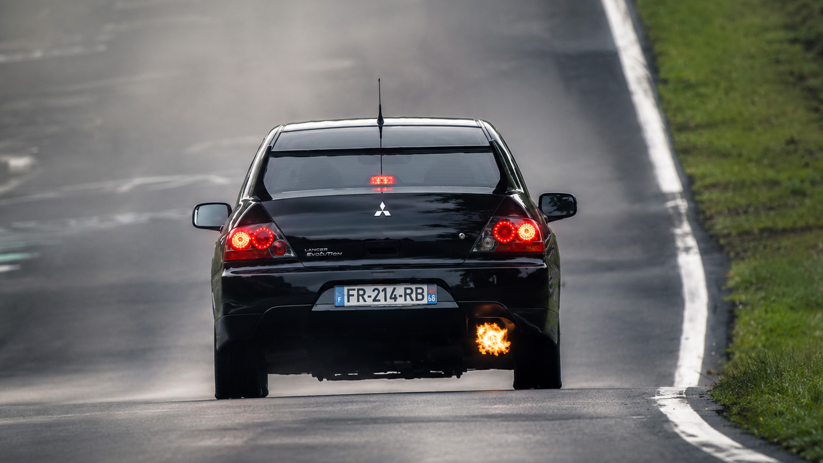 Mitsubishi Evo pops flames during a Nürburgring track run
