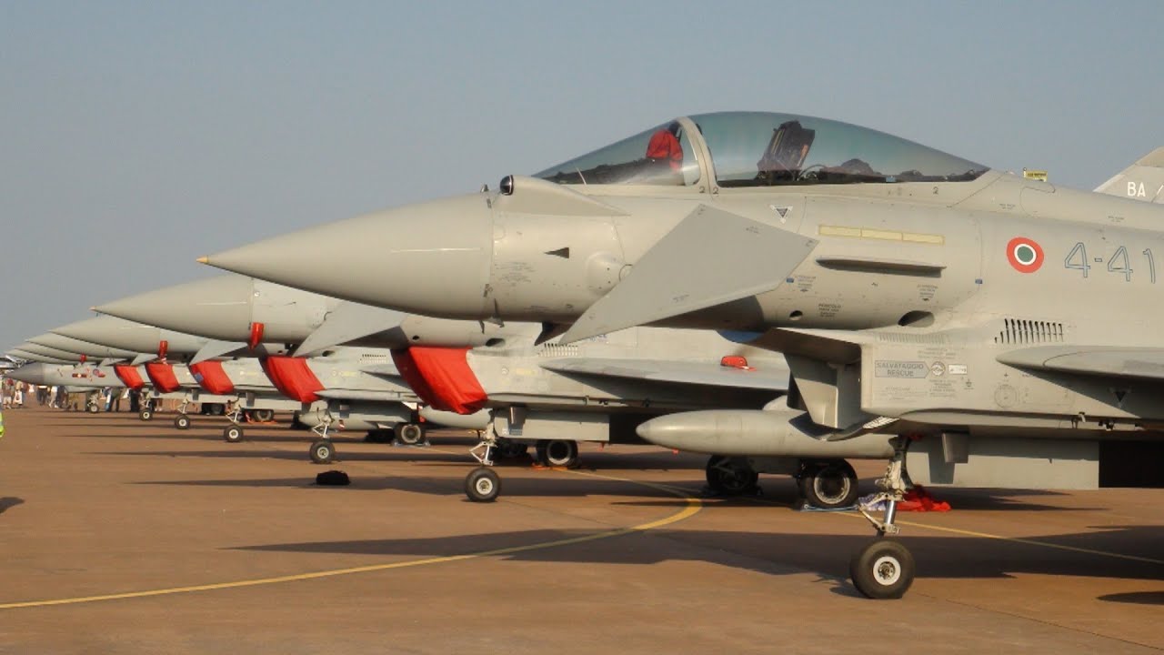 Watch this Eurofighter tear across the sky - "You hear it before you ...