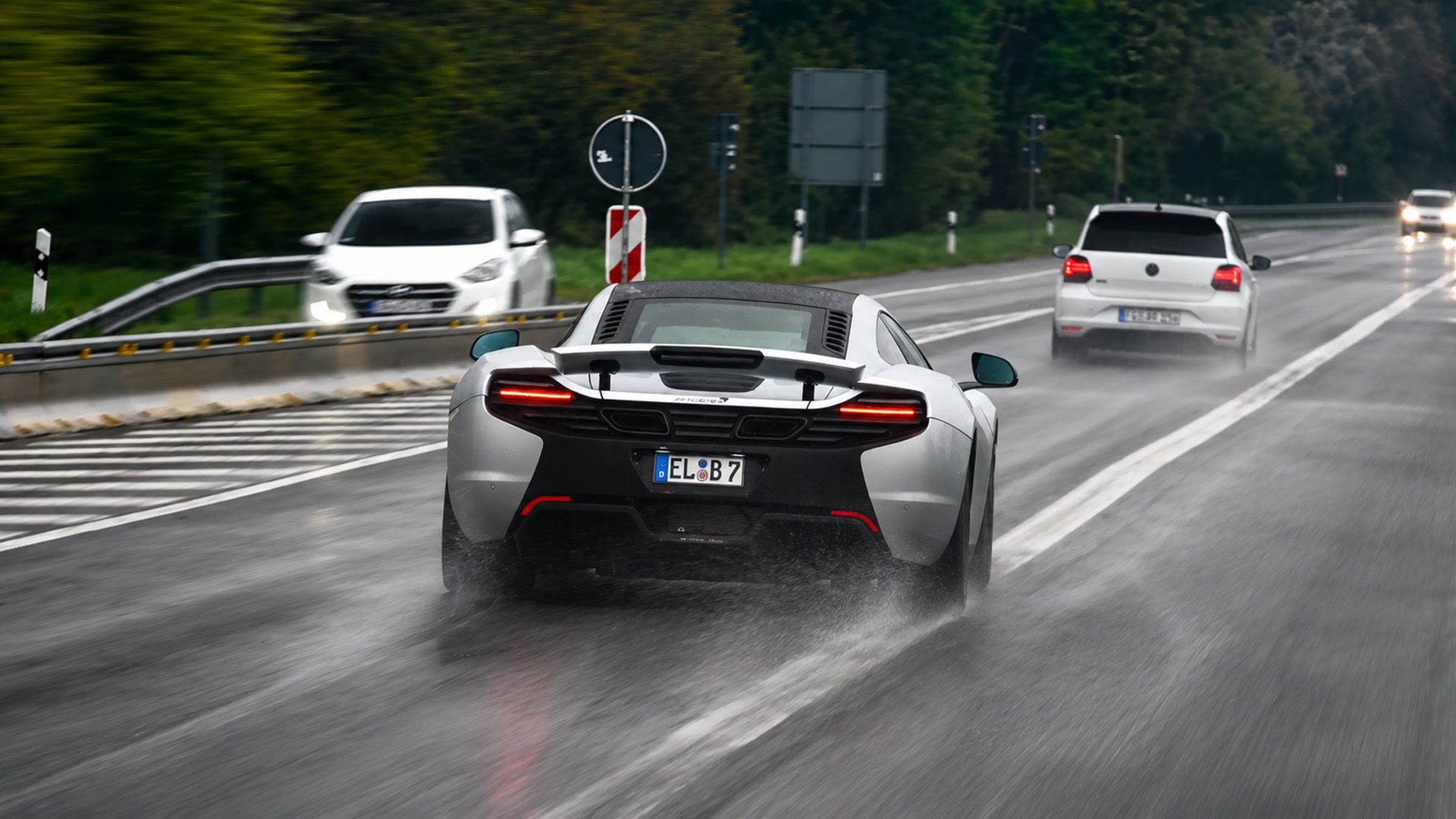McLaren 650S faz uma aceleração arriscada em estrada escorregadia