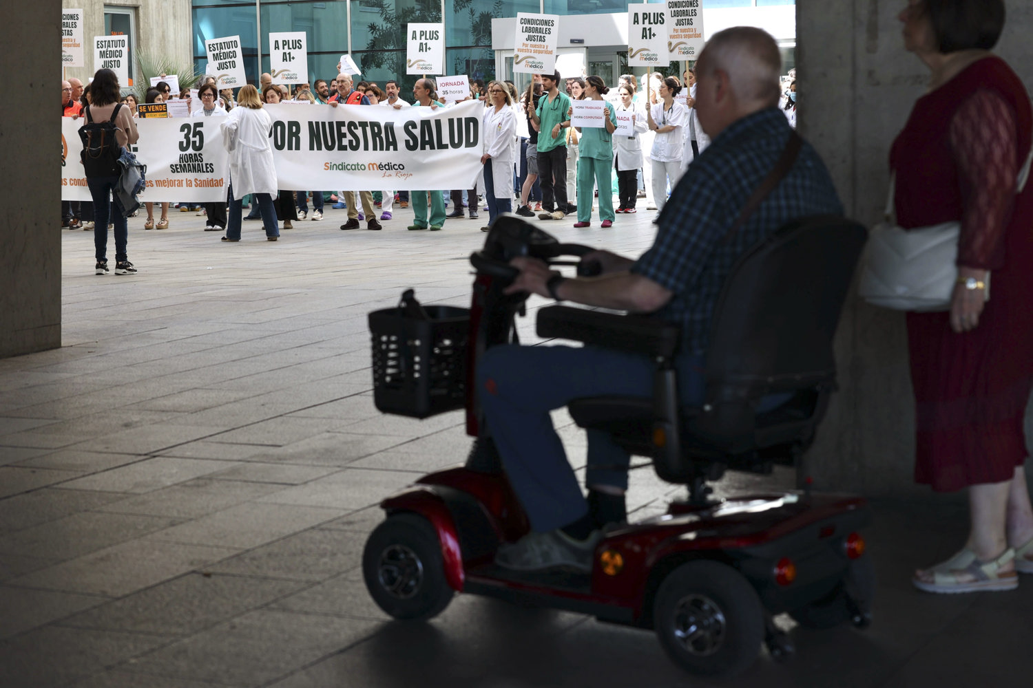 Hasta 140 médicos riojanos han dejado de operar por las tardes
