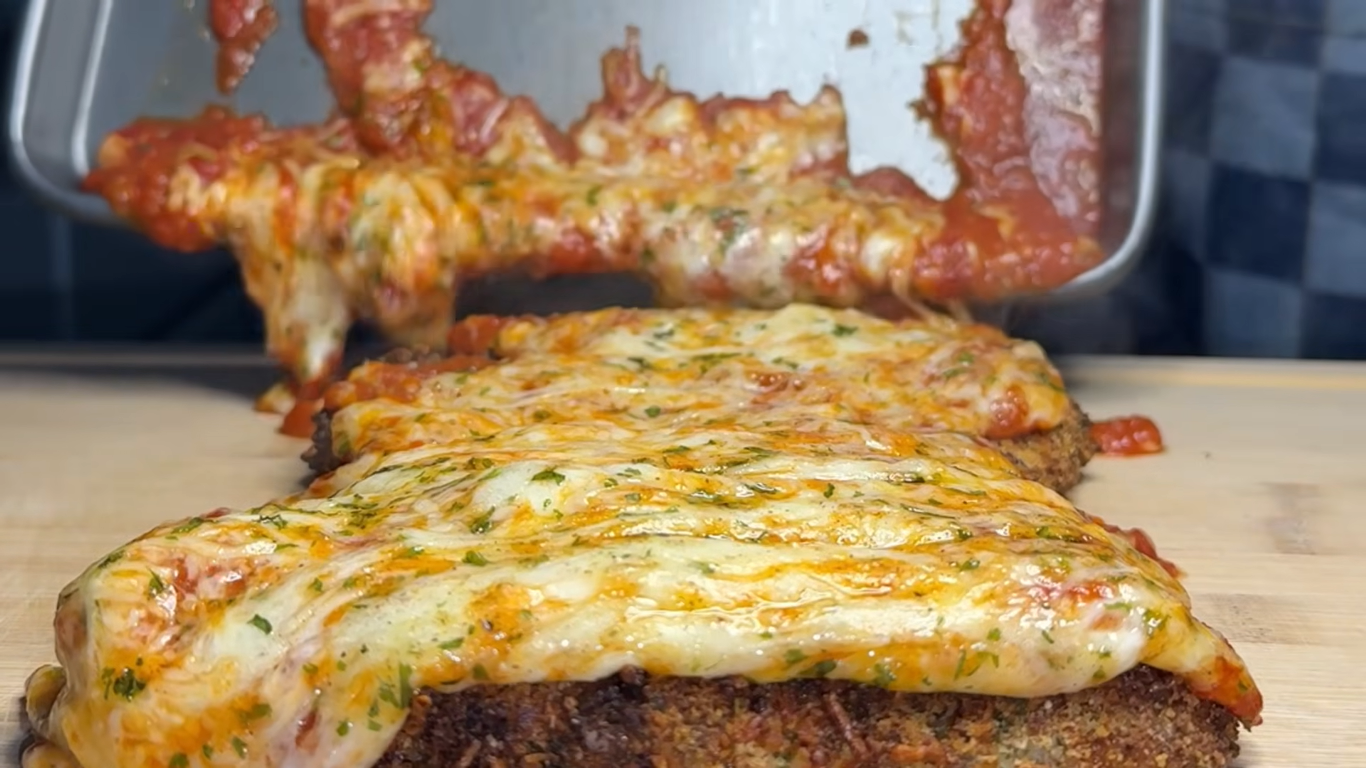 Chicken parm made easy 🍗🧀🔥 a simple hack for beginners that delivers ...