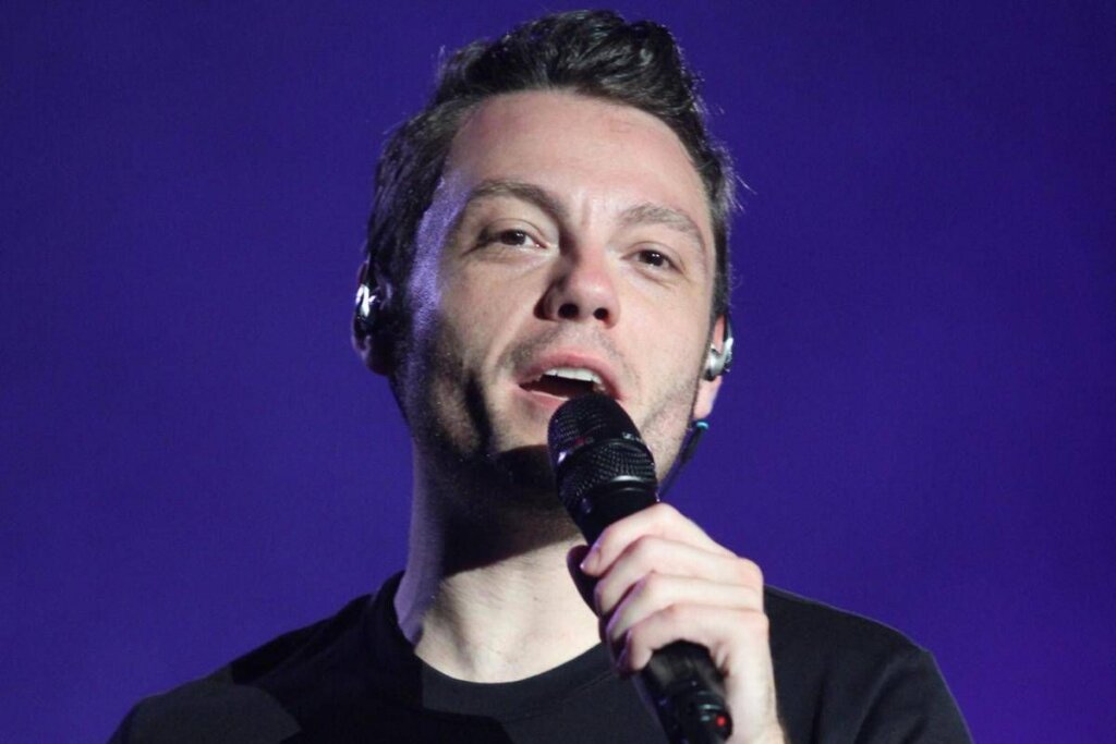 Tiziano Ferro fatica al concerto e preoccupa fan: "Che gli è successo?"