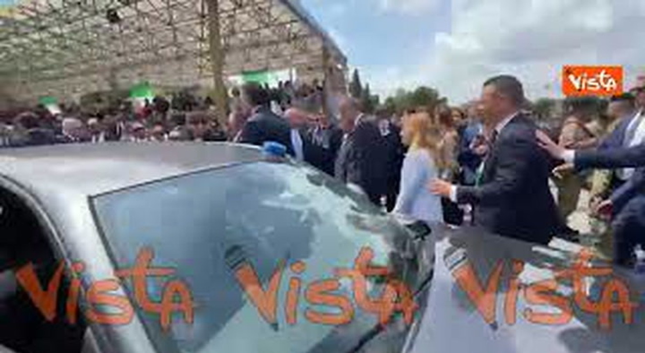 “Grande Giorgia”, il saluto della persone mentre Meloni va via dai Fori ...