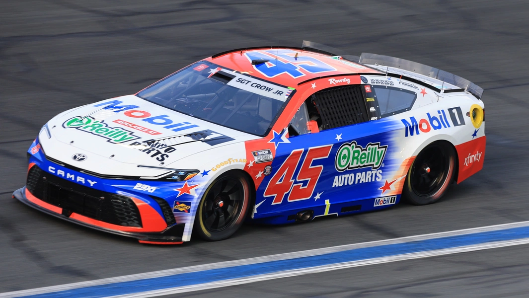 Hamlin's Nashville win tightens title race with Reddick