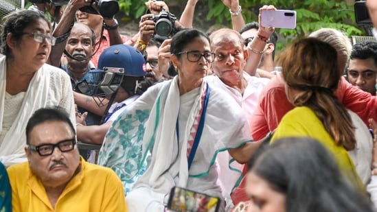 Mamata Banerjee protest live: Won't abandon TMC workers, says Mamata at ...
