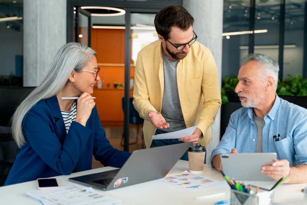What can be the role of a financial advisor in retirement planning?