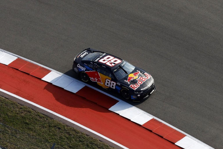 Red Bull: Max Verstappen fährt in Socken zur Sim-NASCAR-Bestzeit