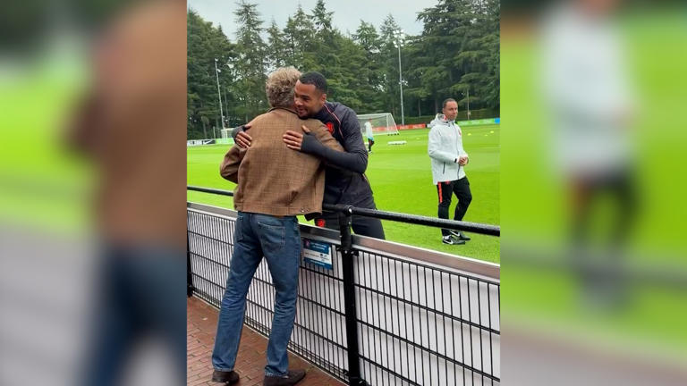 Gakpo omhelst ESPN-verslaggever bij Oranje: 'Lang geleden, hè?'