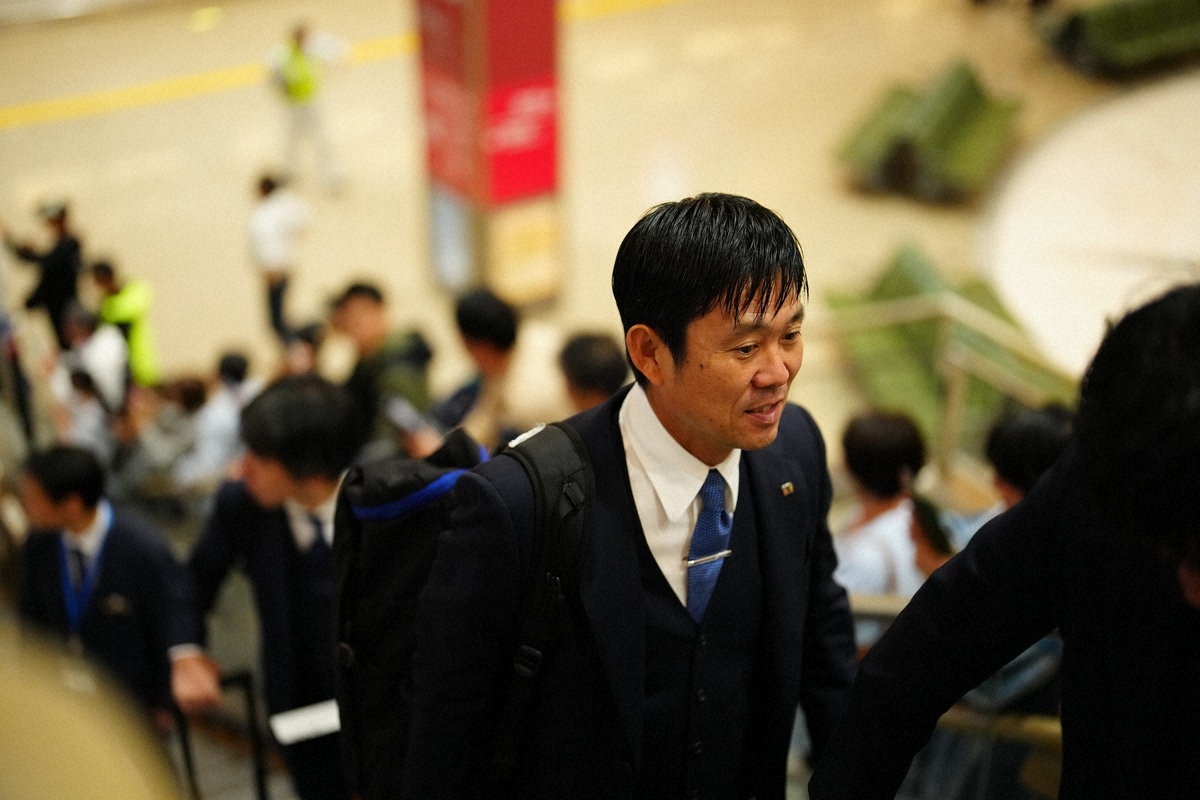 森保Jが成田空港に到着 ファンから大歓声 長友は日の丸鉢巻きで登場 いざW杯事前合宿地メキシコへ