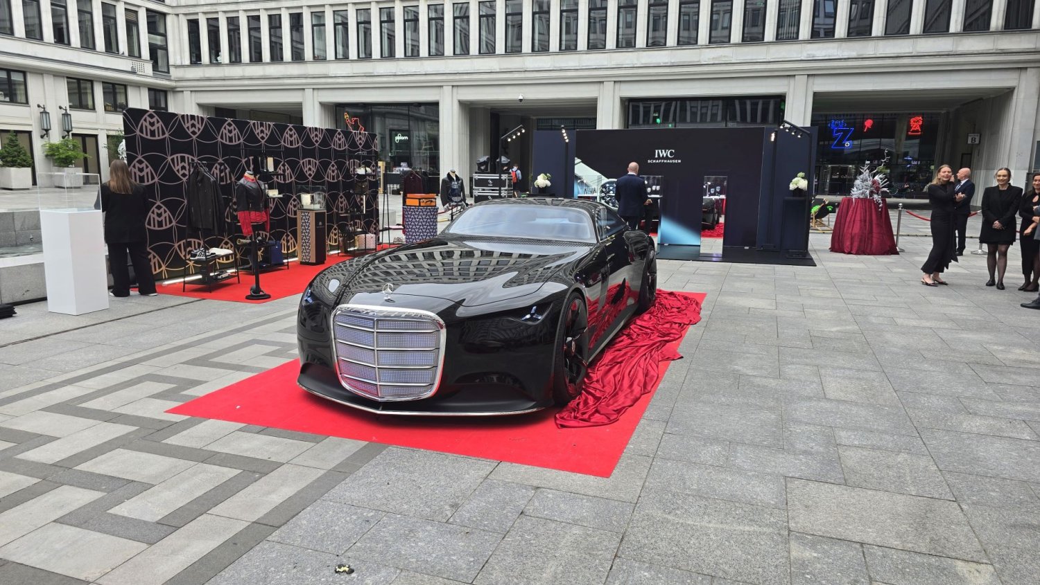 Odwiedziłem nowy punkt na luksusowej mapie Warszawy. Otwarcie Maybach ...