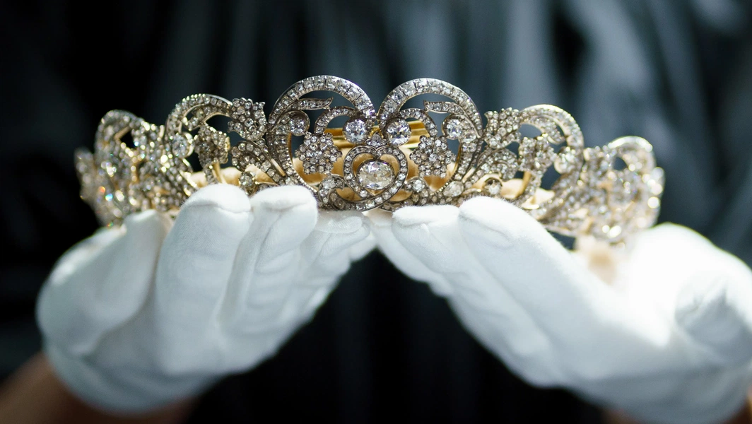 Expert says Harriet Sperling may skip tiara at wedding