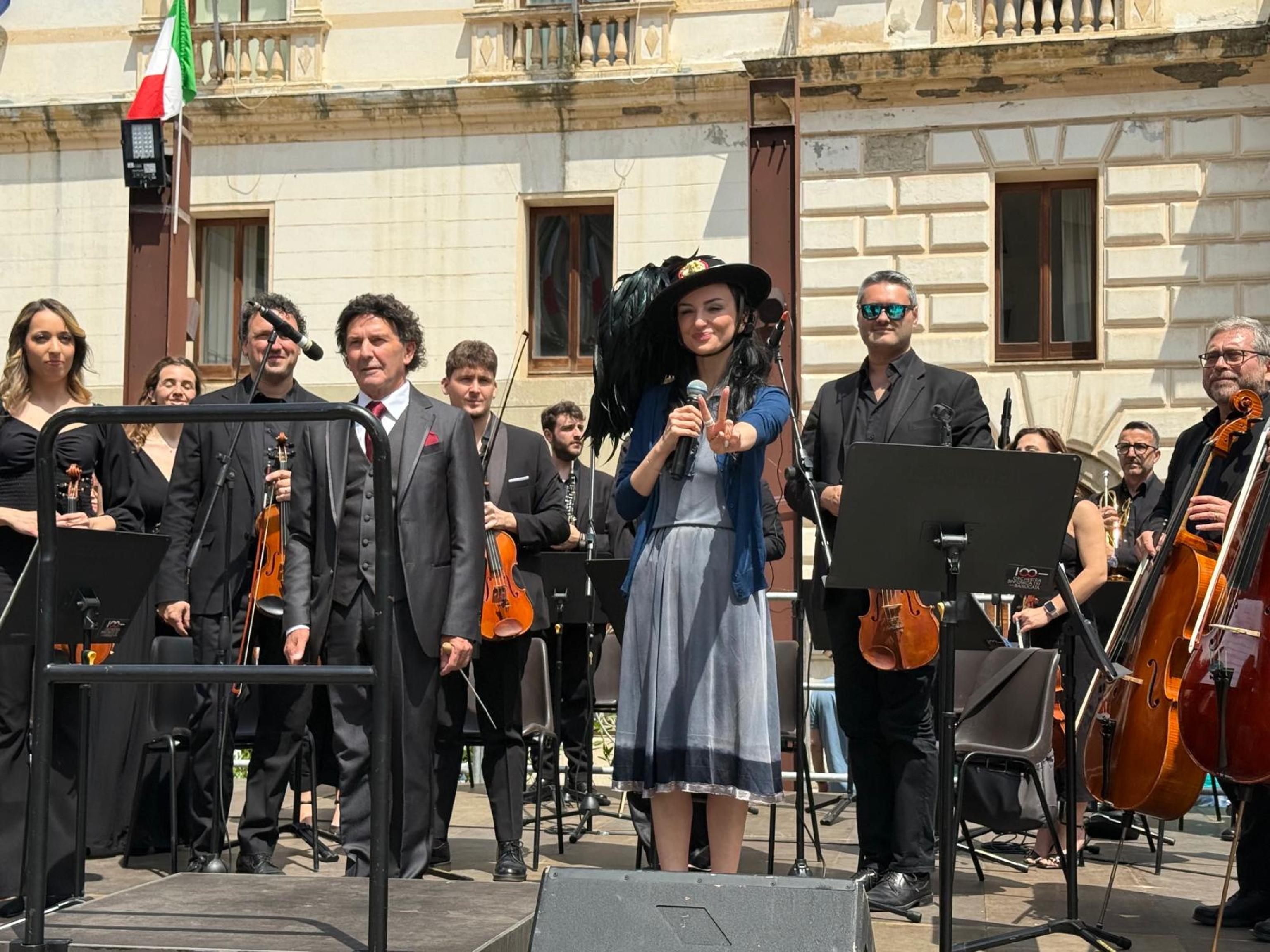 2 giugno: cappello da bersagliera, a Potenza Arisa canta l'Inno di Mameli