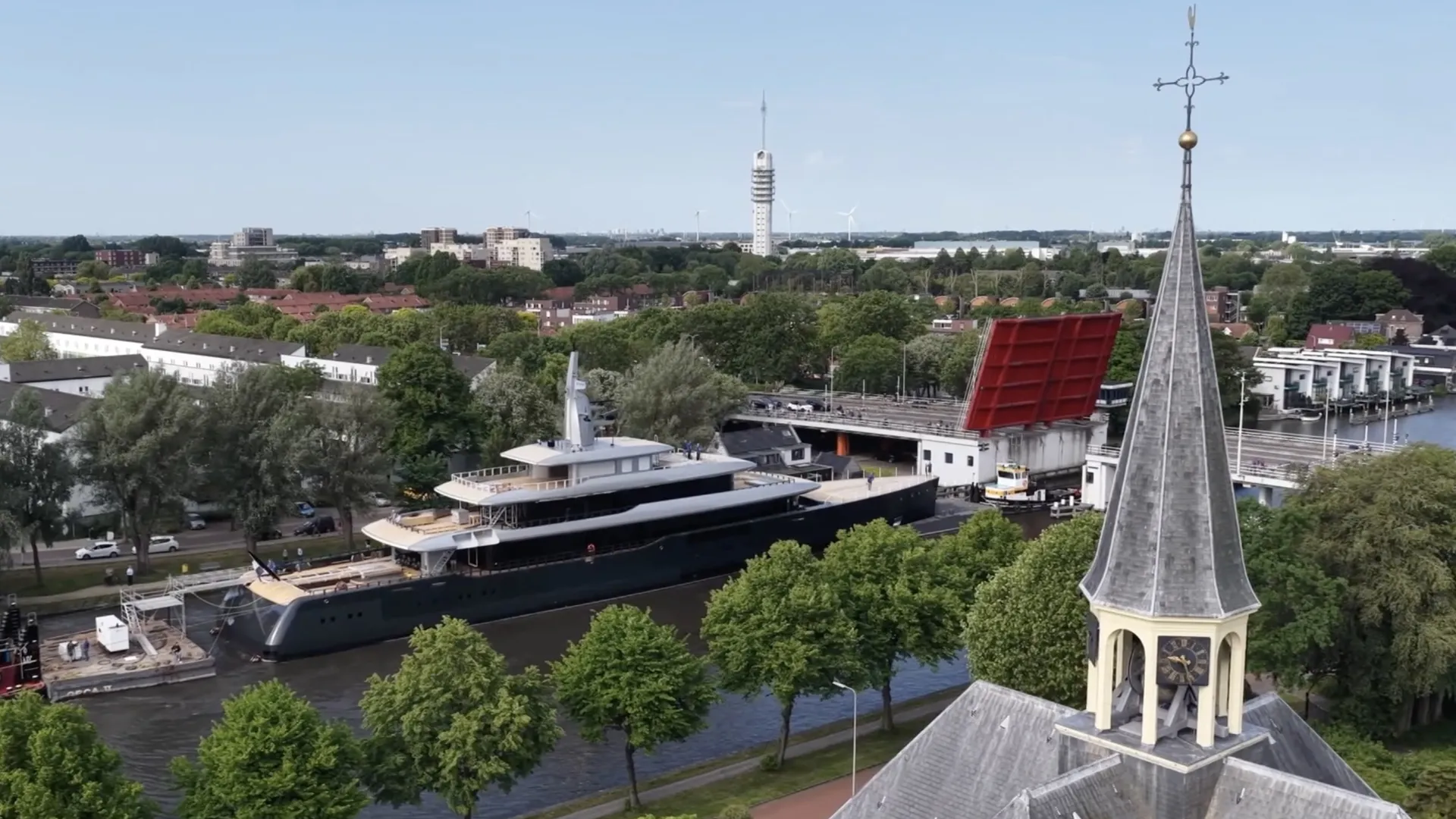Video: Hagelnieuw Feadship-superjacht wurmt zich door de smalle wateren ...