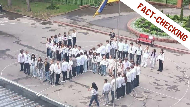 La «svastica» nella scuola ucraina è un simbolo solare tradizionale ...