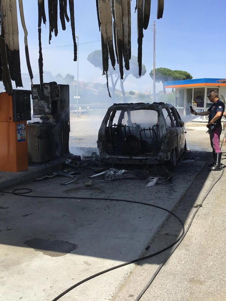 Chiusi nel minivan e poi dati alle fiamme. Due fermi per l'omicidio di ...