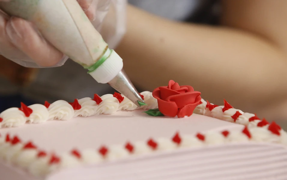 Cake decorating tips every home baker needs