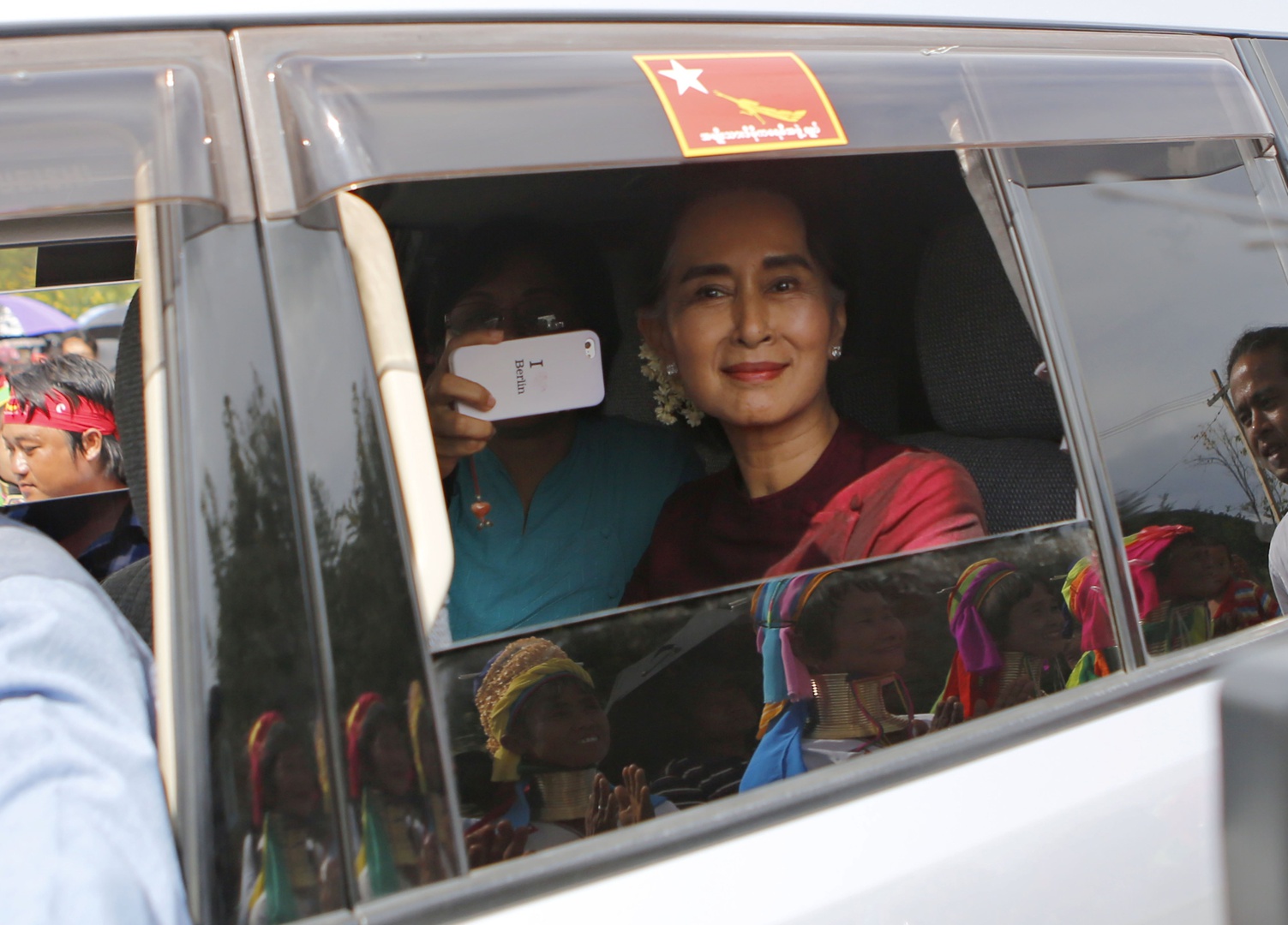Sin noticias de Suu Kyi un mes después del supuesto traslado a un ...