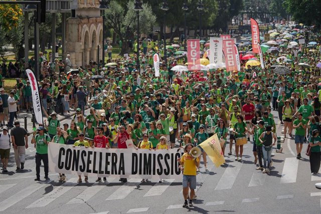 Columnas de docentes se dirigen a Educación en una nueva marcha para ...