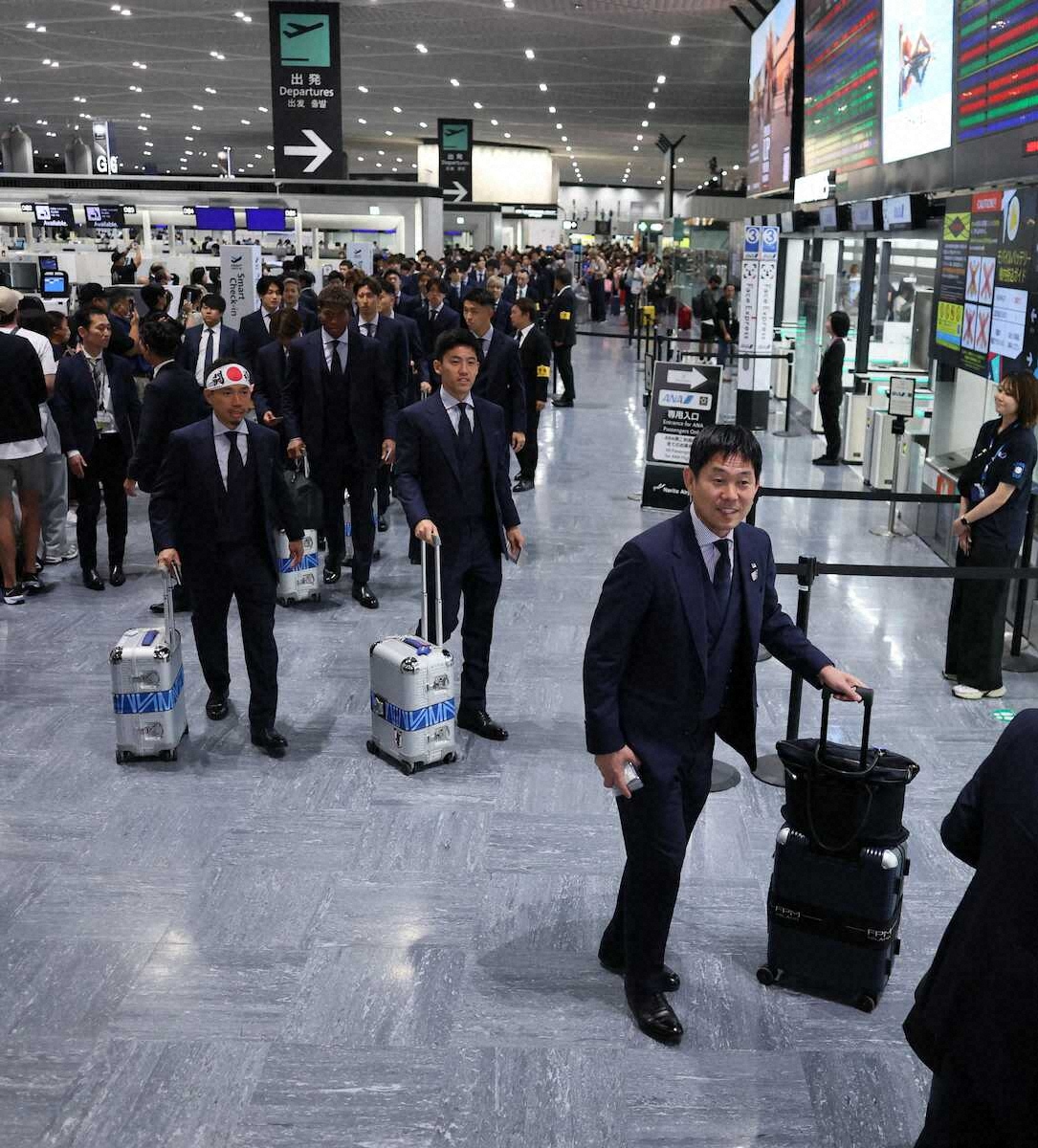 森保Jが成田空港に到着 ファンから大歓声 長友は日の丸鉢巻きで登場 いざW杯事前合宿地メキシコへ