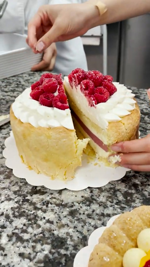 Another cake slicing disaster caught on camera