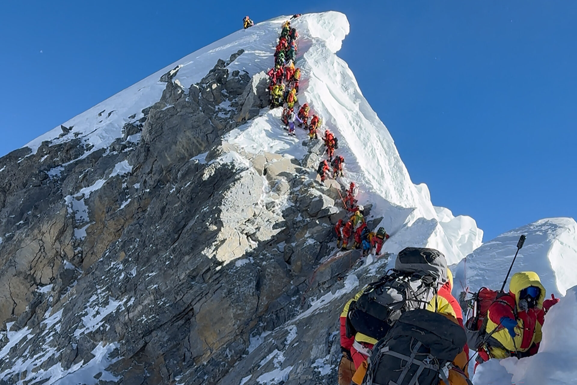 Record historique : 274 personnes atteignent le sommet de l'Everest en ...