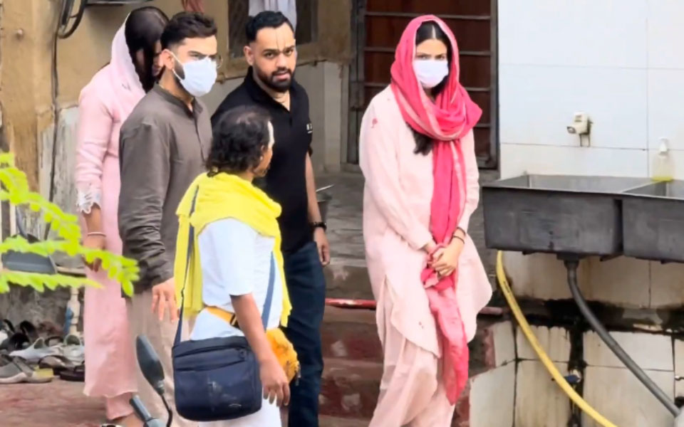 Virat Kohli, Anushka Sharma visit Premanand Maharaj's ashram in ...